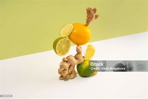 비행 정물 생강 레몬과 라임 비타민 C 이소측정 투영 대각선 흰색 및 녹색 배경의 부양 등측투영법에 대한 스톡 사진 및 기타 이미지 Istock
