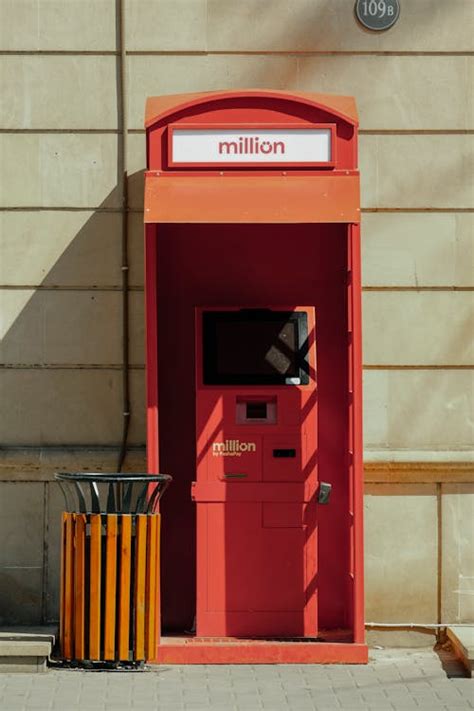 Atm 거리 거리 장면 공공 서비스 금융 금융 거래 금융 기관 금융 기술 금융 서비스 기계 기술 나무 쓰레기통 도시 설정 도시의 도시의 삶 레드