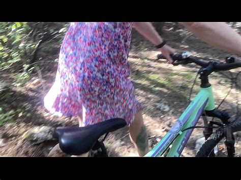 Un Extra O Encontr A Una Chica Bonita En Bicicleta En El Bosque Jugando Consigo Misma Y