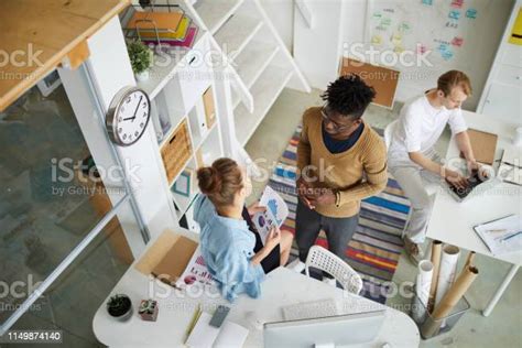 아늑한 사무실에서 함께 차트를 분석 하는 동안 보고서를 논의 심각한 바쁜 여러 민족 동료의 높은 각도 보기 그래프에 대한 스톡 사진 및 기타 이미지 Istock