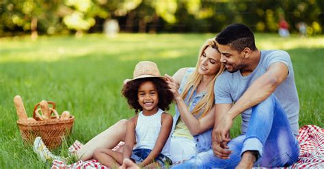 자연에서 피크닉을 즐기는 딸과 사랑스러운 커플의 사진 사진 Unsplash의 음식 이미지