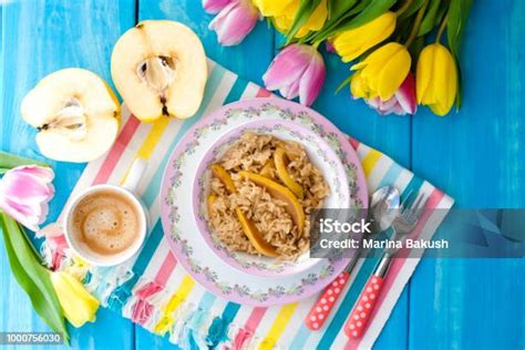 과일과 향기로운 모닝 커피 아침 식사 오트밀 파란색 배경 및 튤립 공간 복사 0명에 대한 스톡 사진 및 기타 이미지 0명 건강한 생활방식 건강한 식생활 Istock