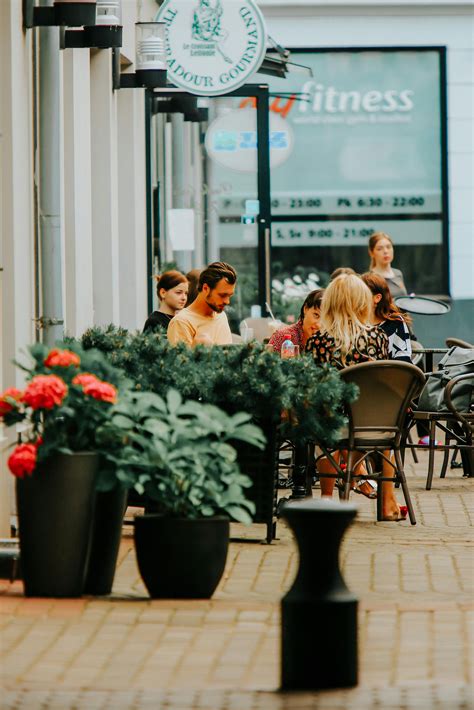 가족 공공 장소 그룹 꽃 낮 대화 도시 생활 도시 풍경 도시의 도시의 삶 레스토랑 레저 모임 보도 보행자 구역 비스트로 사람 사회적 상호 작용