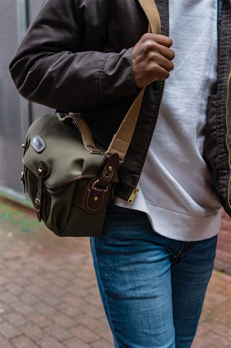 가방 가방 디자인 가방 컬렉션 가죽 가죽 가방 가죽 마감 갈색 가죽 갈색 배경 갈색 톤 고전적인 디자인 고품질 골드 버클 독특한 패턴 럭셔리 매우