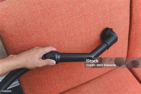 진공 청소기의 먼지 닦는 브러시 노즐 부착물의 근접 촬영 소파의 직물 표면을 청소하는 데 사용됩니다 가사 집안일에 대한 스톡 사진 및 기타 이미지 Istock