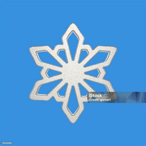 실버 눈송이 파란색 배경에 고립입니다 크리스마스 요소 장식 금속 반짝 호 일 3d 렌더링입니다 0명에 대한 스톡 사진 및 기타 이미지 Istock
