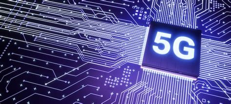 스마트폰 회로 기판의 5g 지원 마이크로칩 스마트 Iot 통신 마이크로프로세서 3d 렌더링 미래의 빠른 실시간 모바일 네트워크 인터넷 기술 개념 배경 프리미엄 사진