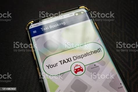 남성 엄지 손가락 위에 택시 파견 메시지 스마트 폰 화면 응용 프로그램 개념에 대한 스톡 사진 및 기타 이미지 개념 관광객 교통 Istock