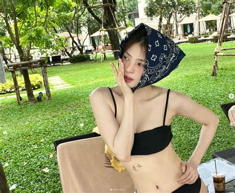 아름다운 몸매 배우 한소희 한 뼘 비키니로 드러낸 섹시 美