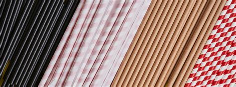 종이와 옥수수 전분으로 만든 튜브를 마시는 노란색 추세 색상 2021 배경에 생분해성 물질 제로 폐기물 및 플라스틱 무료 개념