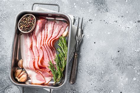 로즈마리와 마늘을 곁들인 훈제 베이컨 슬라이스 회색 배경 맨 위 보기입니다 복사 공간 가공육에 대한 스톡 사진 및 기타 이미지 가공육 건강에 좋지 않은 음식 건강한