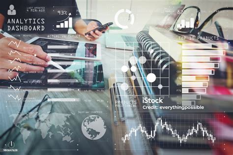개념으로 서 나무 책상에 디지털 태블릿 및 노트북 컴퓨터와 책 스택과 눈 유리를 사용 하는 디자이너 손 공연에 대한 스톡 사진 및 기타 이미지 Istock