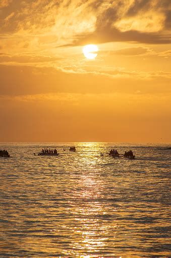 리우데자네이루의 코파카바나 해변에서 새벽에 카누를 탄 사람들의 실루엣 경관에 대한 스톡 사진 및 기타 이미지 경관 관광 관광객 Istock