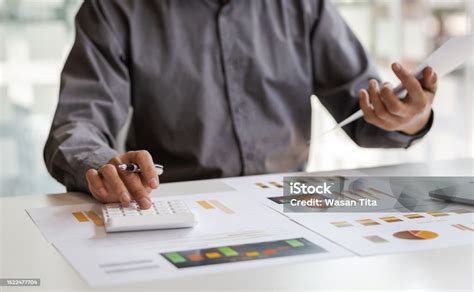 사무실 책상에서 사업 보고서 용지를 작업하고 계산기를 사용한 재무 차트 분석과 회계 재무제표 계획을 세우는 사업가 개발에 대한 스톡 사진 및 기타 이미지 Istock