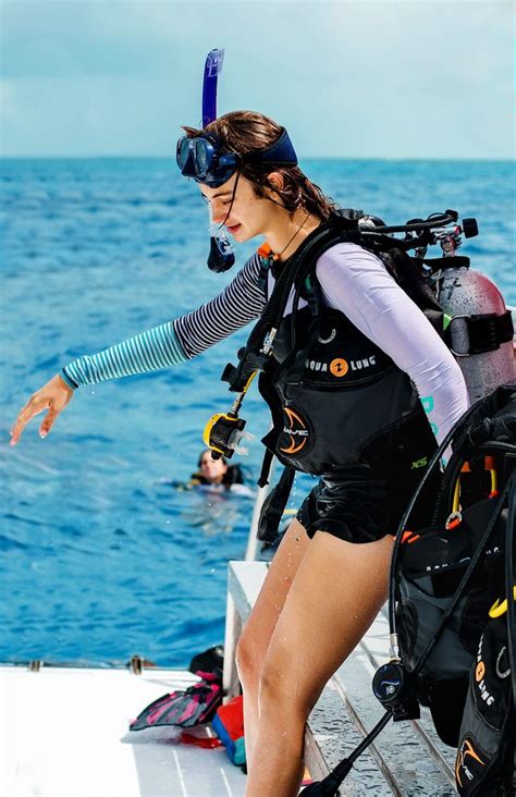 Pin By Christian Einsiedler On Tauchen Scuba Girl Kinky Girls Wetsuits
