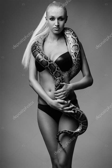 Chica con python fotografía de stock evarlamov 34694999 Depositphotos