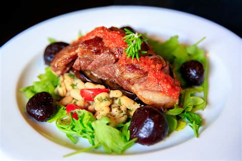 푸시 파스타와 신선한 토마토 소스를 곁들인 소고기 에스칼로페 0명에 대한 스톡 사진 및 기타 이미지 0명 가지 채소 고기 Istock