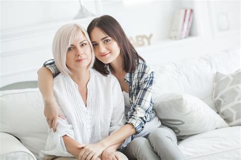 Madre Y Su Hija Juntas Juntas Foto Premium