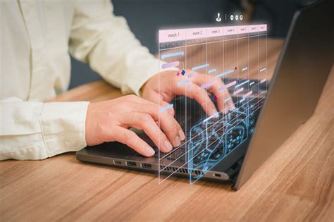 비즈니스 분석 및 데이터 관리 시스템의 기술 컴퓨터와 협력하여 데이터베이스에 연결된 Kpi 및 메트릭으로 보고서를 작성하는 사람 운영 계획 마케팅을위한 기업 전략 갠트