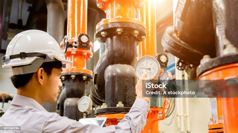 아시아 엔지니어 유지 보수 시스템 장비 냉각수 펌프 및 압력 게이지 압력 게이지와 냉각기 물 펌프의 제원을 확인 공장 산업 건물에 대한 스톡 사진 및 기타 이미지 Istock