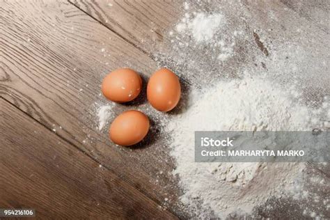 계란 가루 나무 테이블의 배경에 반죽 요리 신선한 우유 한 잔의 최고 볼 수 있습니다 평평 하다 공간을 복사 0명에 대한 스톡 사진 및 기타 이미지 Istock