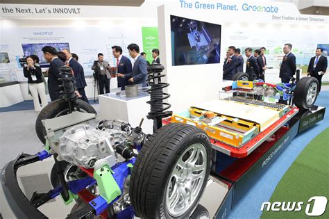 친환경 전기차 배터리 팩 장착된 포스코 자동차 모형 뉴스1