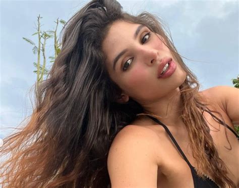 Mara Cifuentes Posa En Diminuto Bikini Con Venado Entre Las Piernas Y