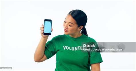 여성 자원 봉사자 및 웹 사이트 프레젠테이션 기부 정보 또는 스튜디오에서 등록의 전화 화면 Ngo 자원 봉사 또는 비영리 공간을