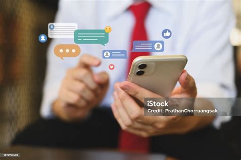 아이콘이 있는 휴대폰을 사용하는 사업가 소셜 미디어 알림 메시지 및 댓글 30 34세에 대한 스톡 사진 및 기타 이미지 30 34세 Brand Name Online