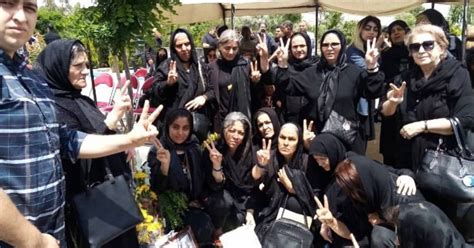 جمعی از خانواده‌های دادخواه در روز تشییع صدیقه تورانی، مادر فرهاد مجدم