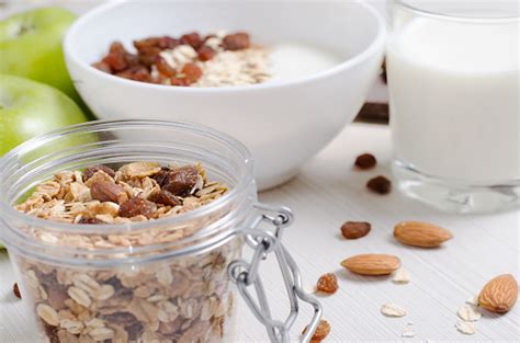 건강 한 아침 식사입니다 건포도 요구르트 오트밀 우유 한 잔에 과일 견과 흰색 테이블에 측면 보기 0명에 대한 스톡 사진 및 기타 이미지 Istock