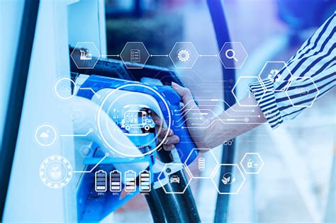 전기 자동차 소켓에 충전기를 손으로 꽂습니다 전기 자동차 또는 Ev가 역에서 충전 중입니다 가상 아이콘 포함 교통수단에 대한 스톡 사진 및 기타 이미지 Istock