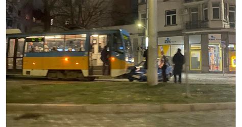 Кола влезе под трамвая при сблъсък на Руски паметник в София