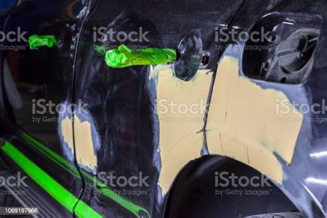 블랙 사고와 스크래치를 노란색 퍼 티를 적용 하 여 영역 손상 및 비 손상 요소는 차량 수리 워크숍에서 녹화 후에 자동차 바디 부품의 수리 차에 대한 스톡 사진 및 기타