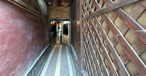 ძველი თბილისის ყველაზე ვიწრო სადარბაზო ერთი სახლის ორი მხარე Kalaki Ge