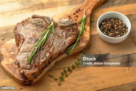 로즈마리 후추 향신료 나무 배경 레스토랑 메뉴 미식 맛있는 음식이있는 보드에 대리석 쇠고기 스테이크 고기에 대한 스톡 사진 및 기타 이미지 Istock