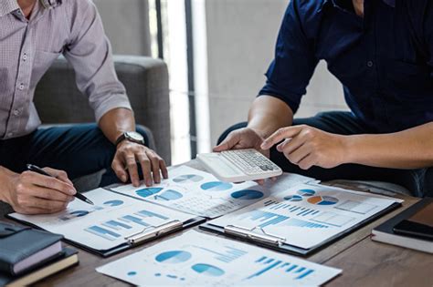 공동 작업 회의 회의 투자자 동료 노트북 및 디지털 태블릿 사무실 테이블에 새로운 계획 금융 그래프 데이터에 대해 비즈니스 팀