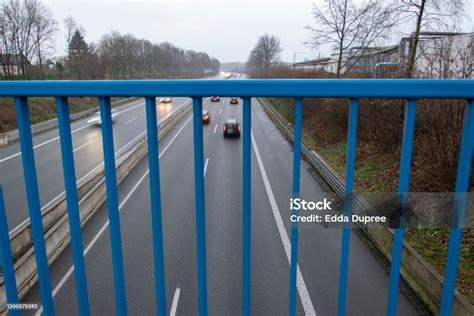 해질 녘에 파란색 난간을 통과하는 고속도로 다리에서 움직이는 자동차의 전경 2차선 고속도로에 대한 스톡 사진 및 기타 이미지 2차선 고속도로 Ostwestfalen