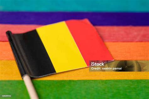 성소수자 게이 자부심 달 사회 운동의 무지개 플래그의 무지개 배경 플래그 에 독일 국기레즈비언 게이 양성애자 트랜스 젠더 인권 관용과 평화의 상징이다 0명에 대한 스톡 사진
