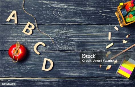 학교 게시판에 학생의 책상 어두운 나무 배경 보드 했다 교육 및 학교의 개념입니다 창조적인 혼돈입니다 사무실은 테이블에 있다 상위 뷰 텍스트에 대 한 공간입니다 직장입니다