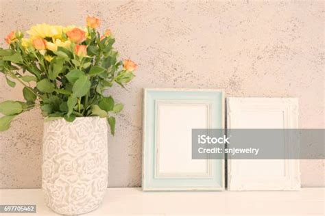 화이트와 블루 프레임 모의 Ups 2 개의 디지털 형상 디스플레이 이랑 바다 스타일 재고 사진 이랑 다채로운 데스크톱 모의 오렌지 장미와 노란 국화의 소박한 꽃병 흰색 배경