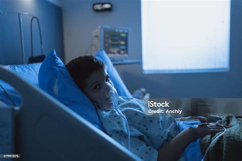 밤에 병원에 누워 있는 호흡 곤란을 겪는 아이 6 7 살에 대한 스톡 사진 및 기타 이미지 6 7 살 가정의 방 건강 진단 Istock