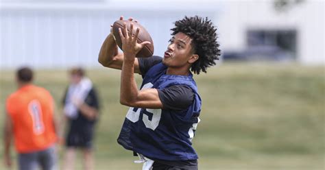 Oswego Track Star Dontrell Young Sticks With Football Set For Return To Field Shaw Local