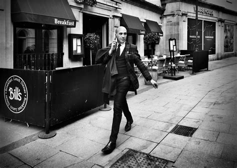 배경 화면 사람들 화이트 검은 단색화 초상화 시티 거리 도시의 도로 사진술 신사 서 있는 하부 구조 보행자 검정색과 흰색 스타일 어둠