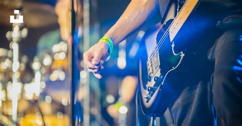 검은 기타를 연주하는 사람 사진 Unsplash의 무료 음악회 이미지