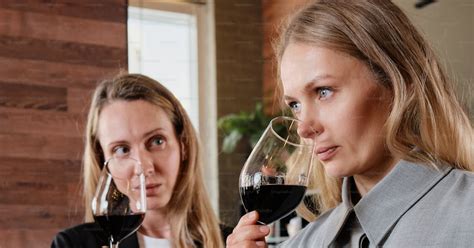 와인 잔을 들고 나란히 서있는 두 여자 사진 Unsplash의 와인 시음 이미지