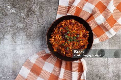 칠리 콘 카르네 어두운 배경의 그릇에 콩 쇠고기 후추를 곁들인 전통적인 멕시코 요리 상단보기 평평한 누워 칠리에 대한 스톡 사진