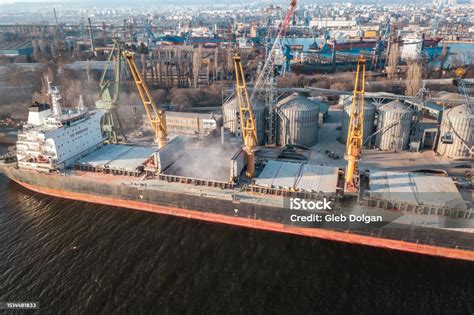 공중 드론 샷 곡물 거래 2023 해질녘 황금 시간에 곡물이 있는 건조 화물선의 벙커링을 닫습니다 항만 크레인 적재 0명에 대한 스톡 사진 및 기타 이미지 Istock