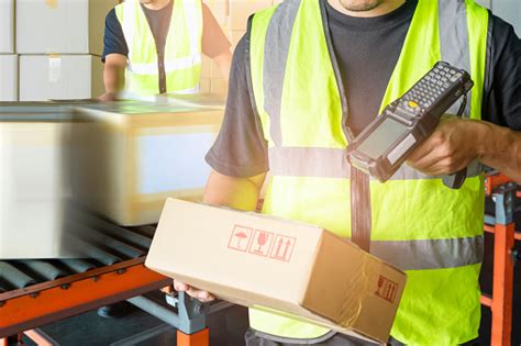 창고 노동자 는 선적 상자에 바코드 스캐너를 스캔 제조화물 창고 수출 검사 보기에 대한 스톡 사진 및 기타 이미지 검사 보기 경영자 공장 산업 건물 Istock