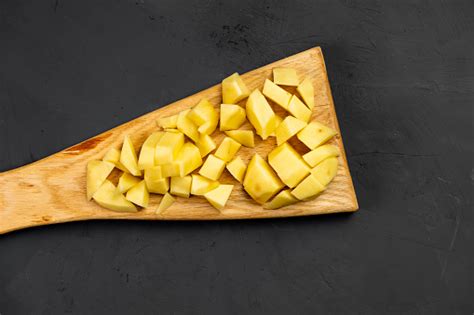 절단 나무 보드에 슬라이스 원시 감자 어두운 배경 요리 준비 음식 배경 처방 0명에 대한 스톡 사진 및 기타 이미지 0명 갈색 감자 요리 Istock